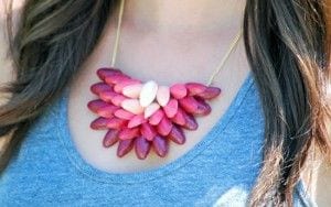 Colar artesanal com casca de sementes