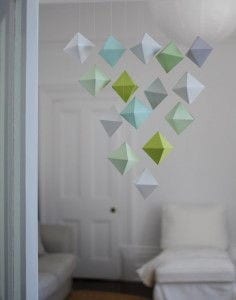 Decoração barata e criativa para sala com mobile de origami