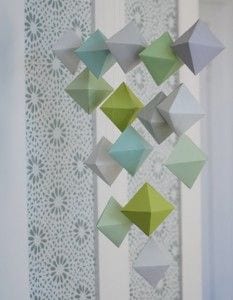 Decoração barata e criativa para sala com mobile de origami
