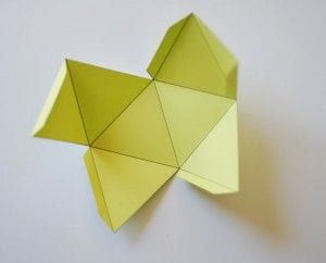 Decoração barata e criativa para sala com mobile de origami