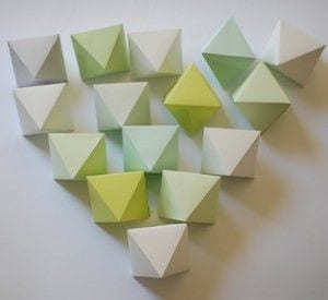Decoração barata e criativa para sala com mobile de origami